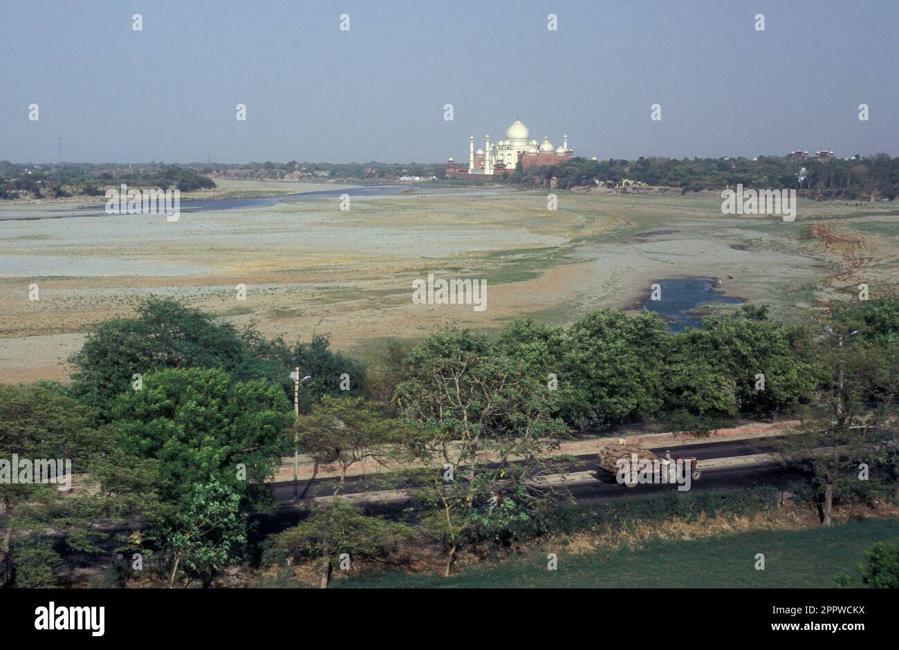 Agra fort yamuna river hi-res stock photography and images - Alamy