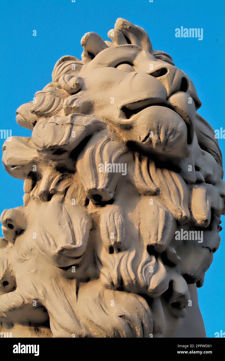 Southbank lion statue london hi-res stock photography and images - Alamy