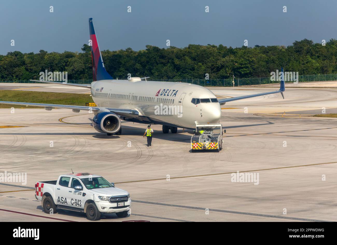 Delta airline Boeing 757-251 plane at Cancun airport, Quintana Roo ...
