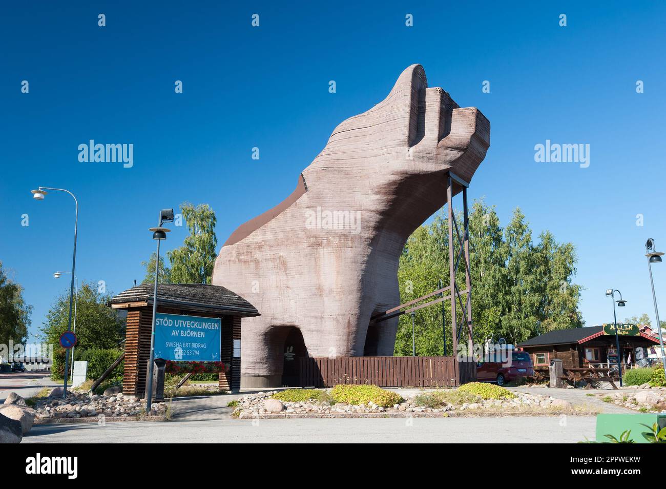 A wooden 13 m high bear sculpture Sveg, Härjedalen Municipality in ...