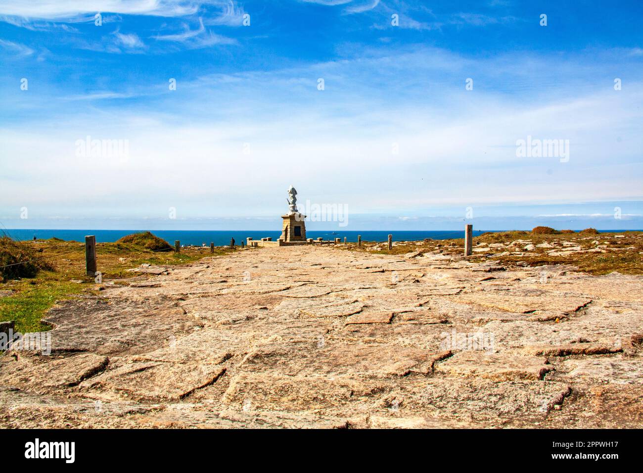 Pointe du Raz. Path to the statue of Our Lady of the Shipwrecked ...