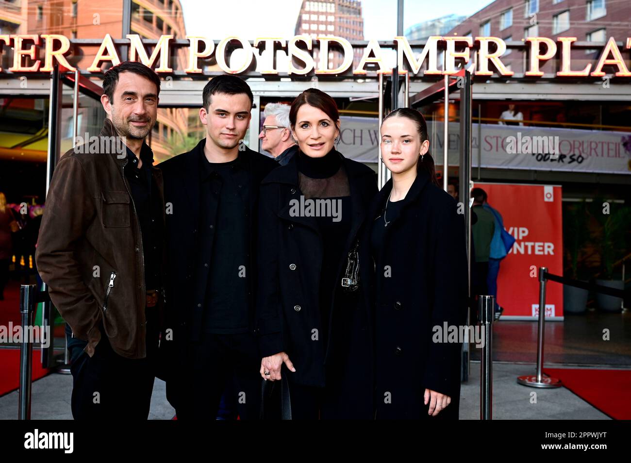 Anja Kling mit Ehemann Oliver Haas, Sohn Tano Kling und Tochter Alea ...