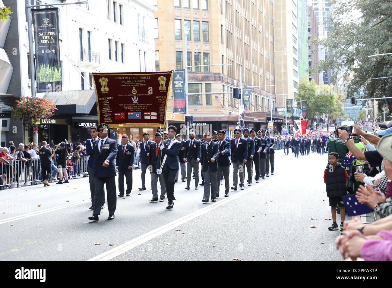 Sydney, Australia. 25th April 2023. The annual ANZAC Day parade along ...