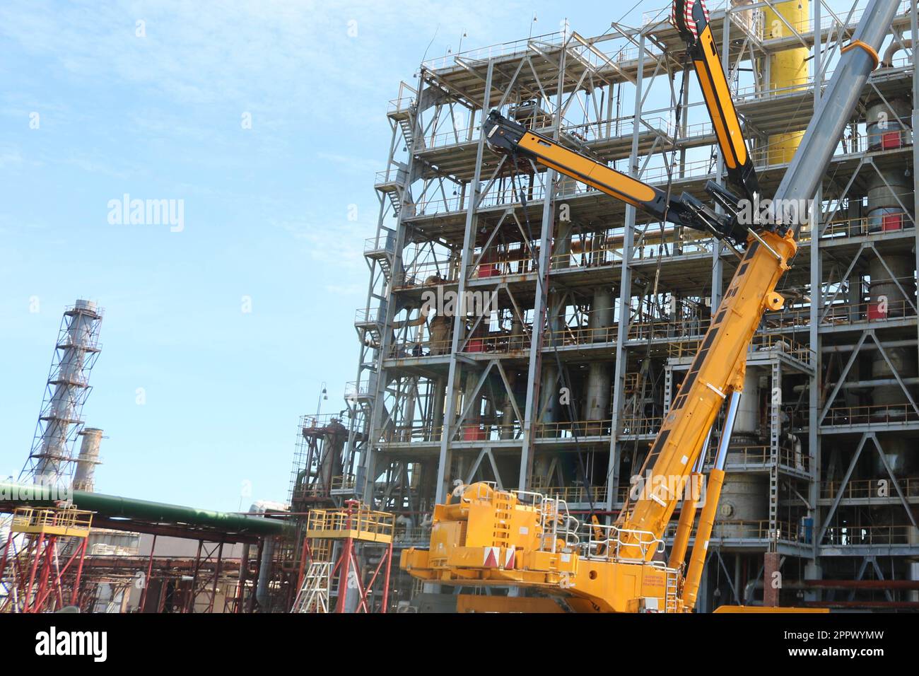 Crane lifting pipes hi-res stock photography and images - Alamy