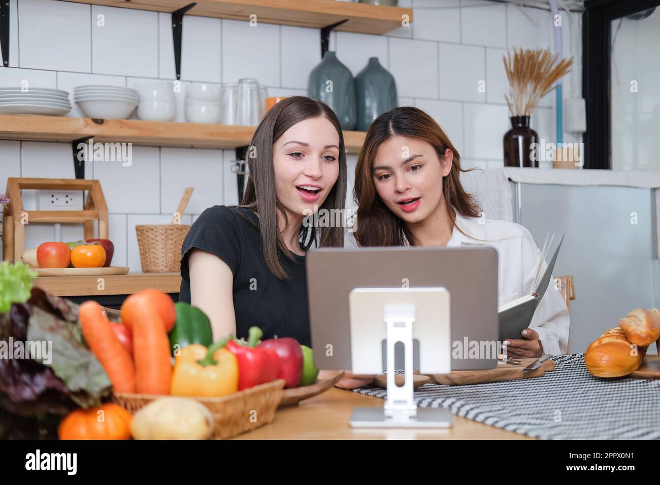Friends helping cook hi-res stock photography and images - Alamy