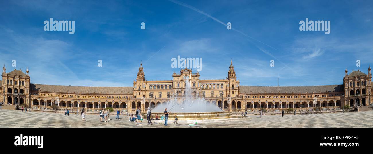 The beautiful Plaza d'espana, next to the Maria Luisa Park in Seville ...