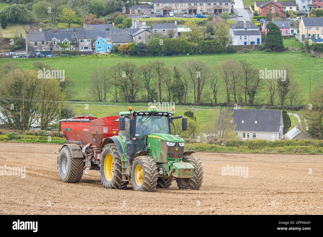 Applying fertiliser ahead of sowing barley with a one pass system near ...
