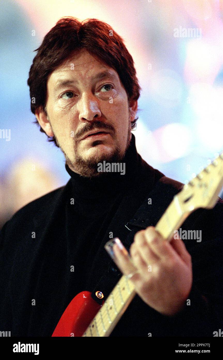 Milan Italy 1998-12-11: Chris Rea during the show on Canale 5 ...