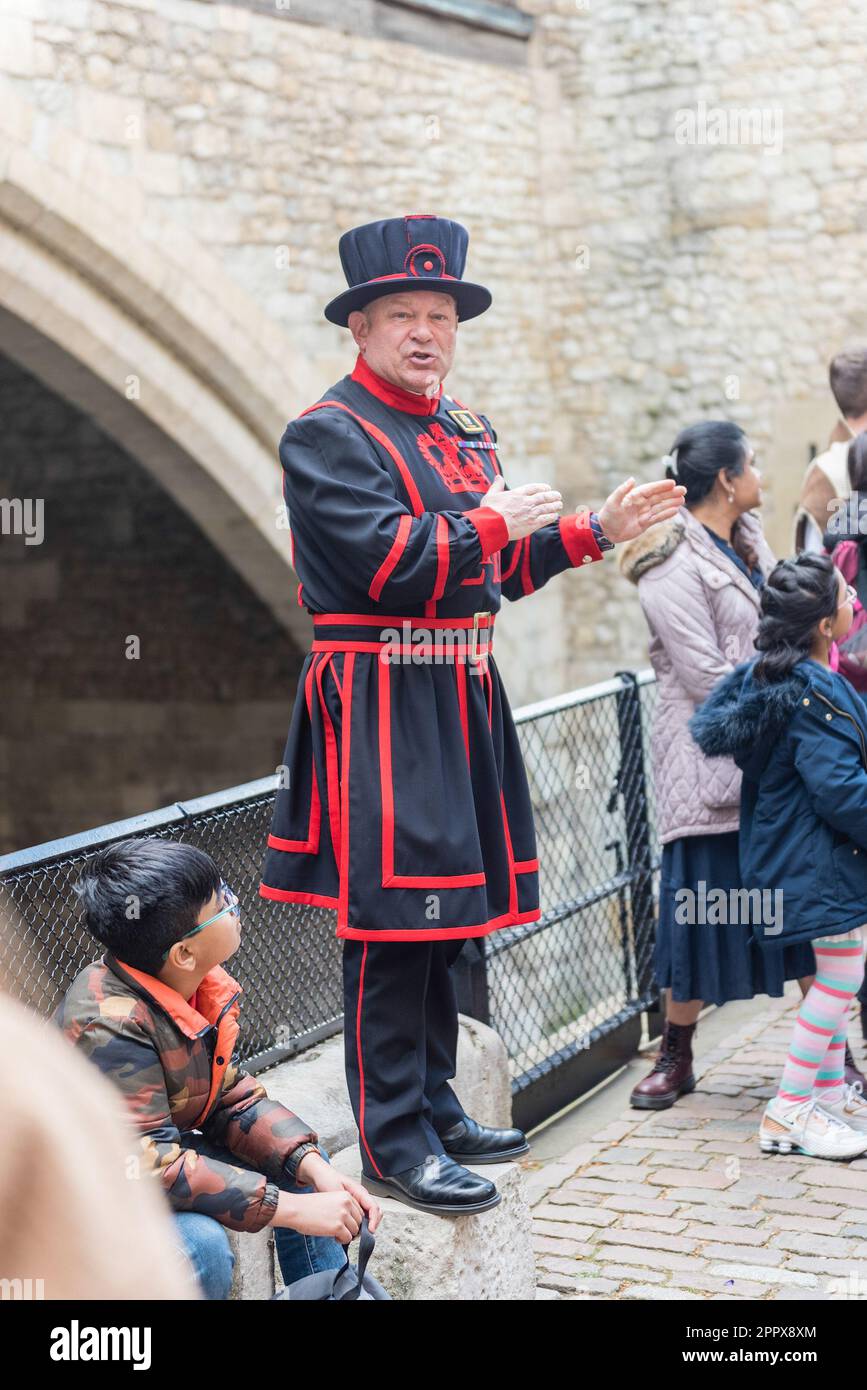 LONDON - APRIL 13, 2022: A Yeomen Warder talking to visitors during a ...