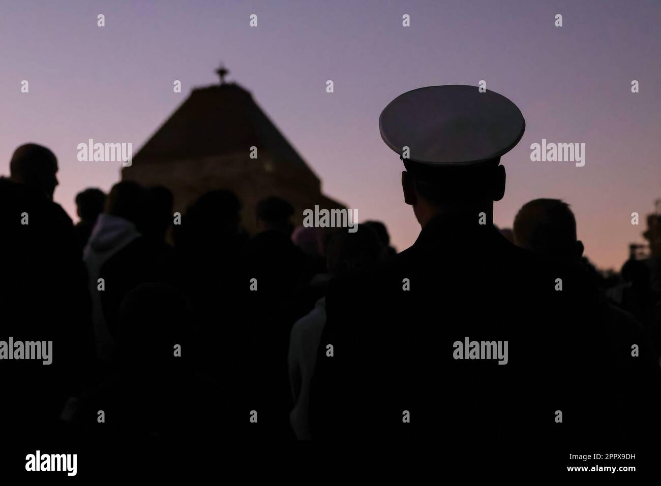 Melbourne, Australia. 25th Apr, 2023. A serviceman stands at The Shrine ...