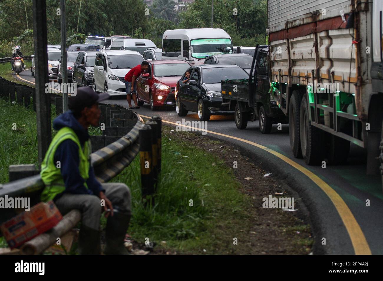 Tasikmalaya, West Java, Indonesia. 25th Apr, 2023. Vechiles stuck in a ...