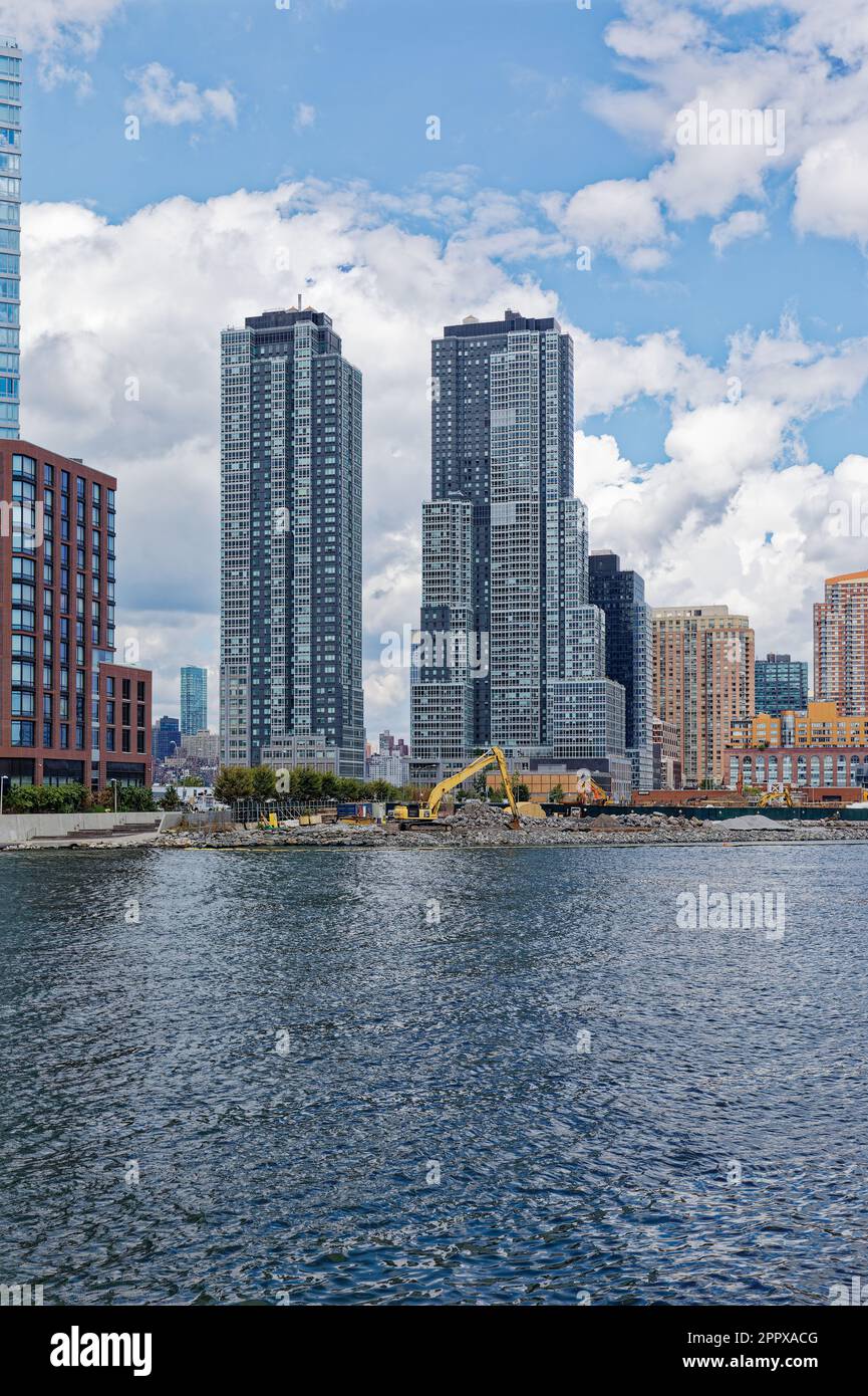 The two-tower Hunter’s Point South complex overlooking the East River ...