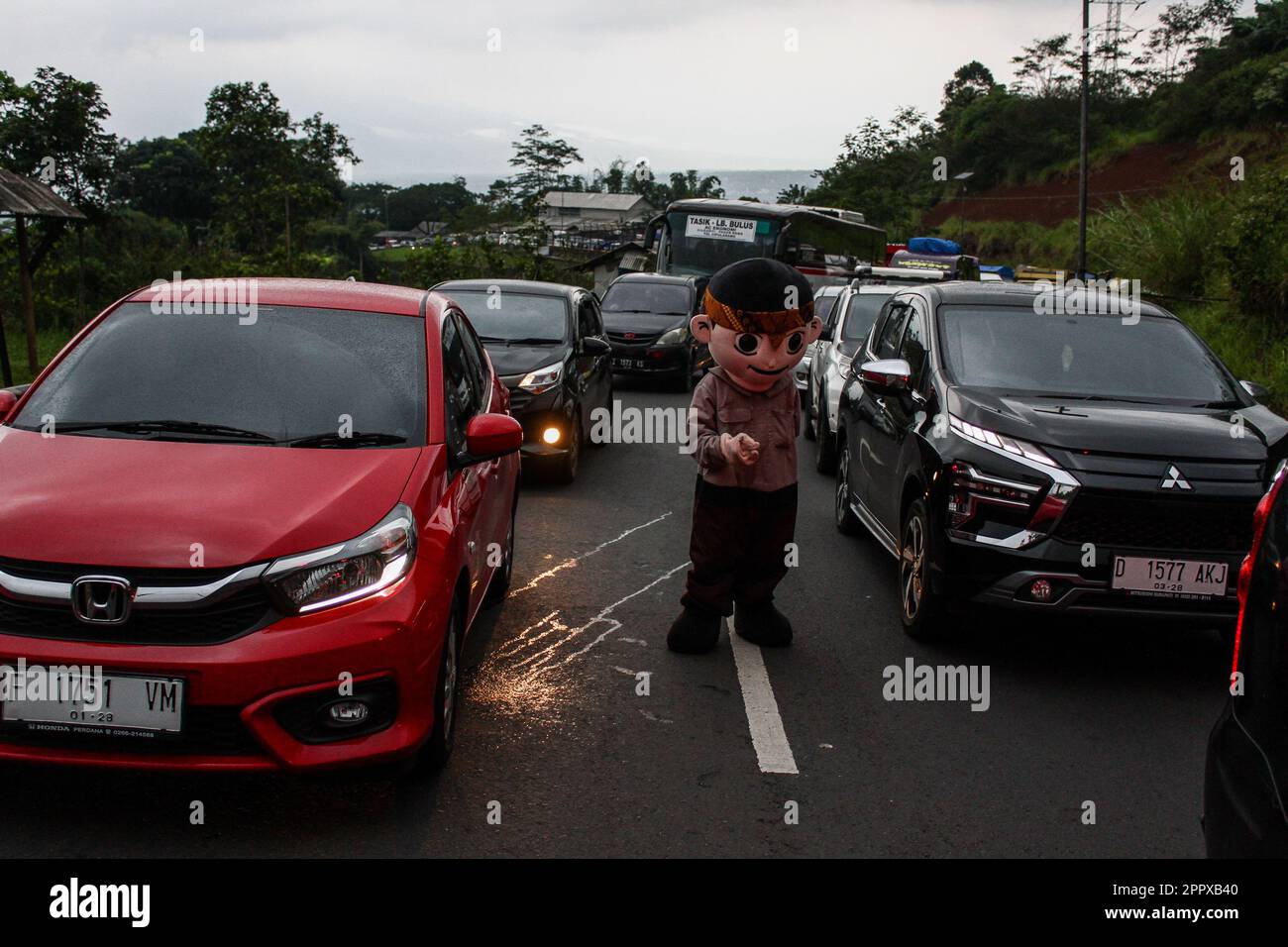 Tasikmalaya, West Java, Indonesia. 25th Apr, 2023. Vechiles stuck in a ...
