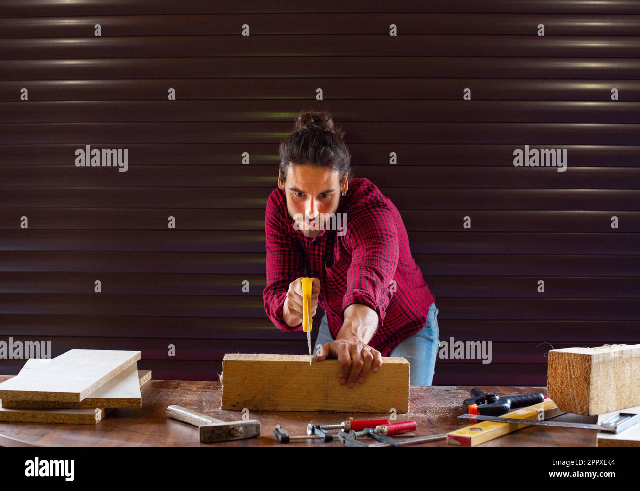 Garage worker hi-res stock photography and images - Alamy