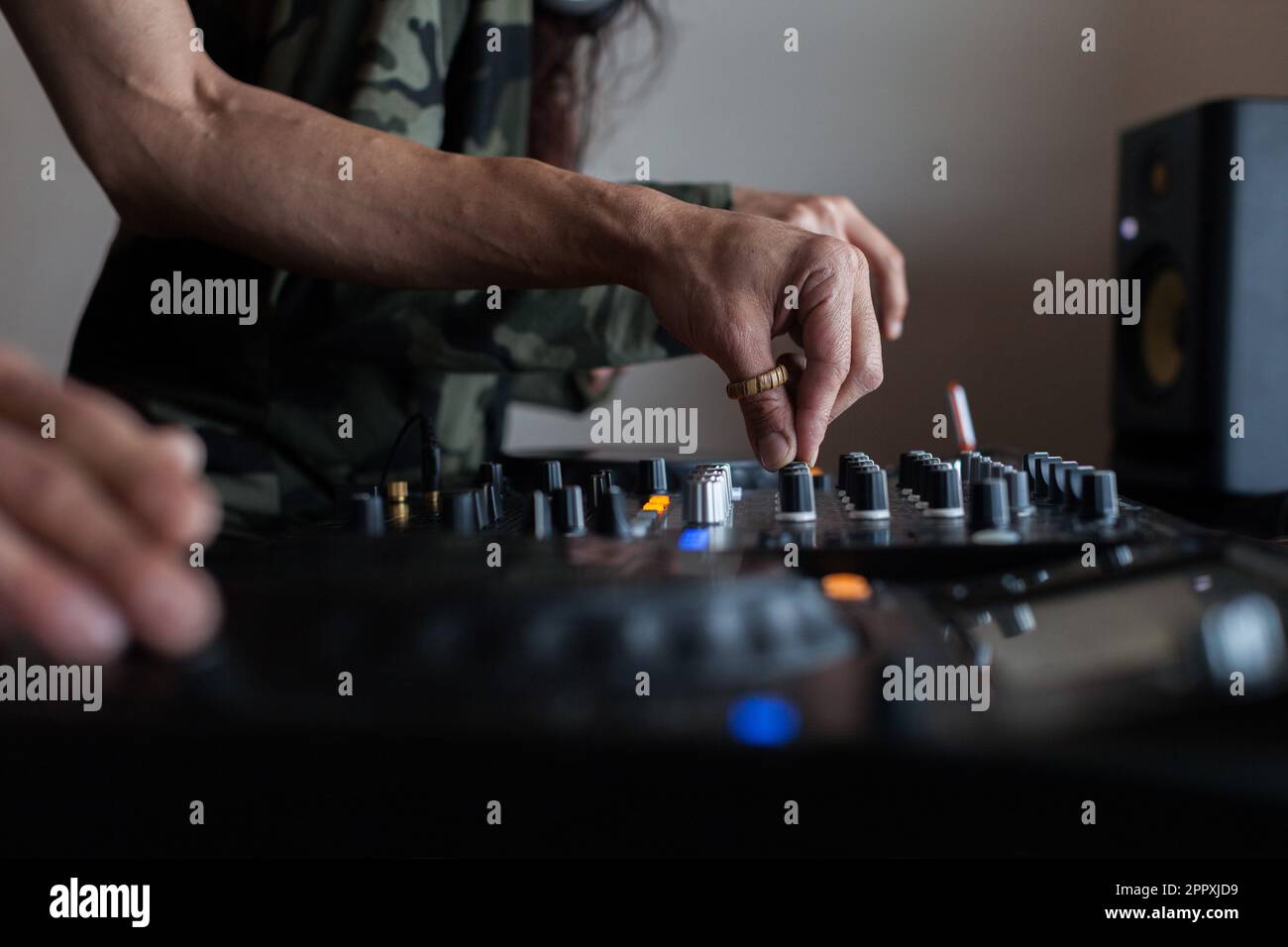 Creating electronic music hi-res stock photography and images - Alamy