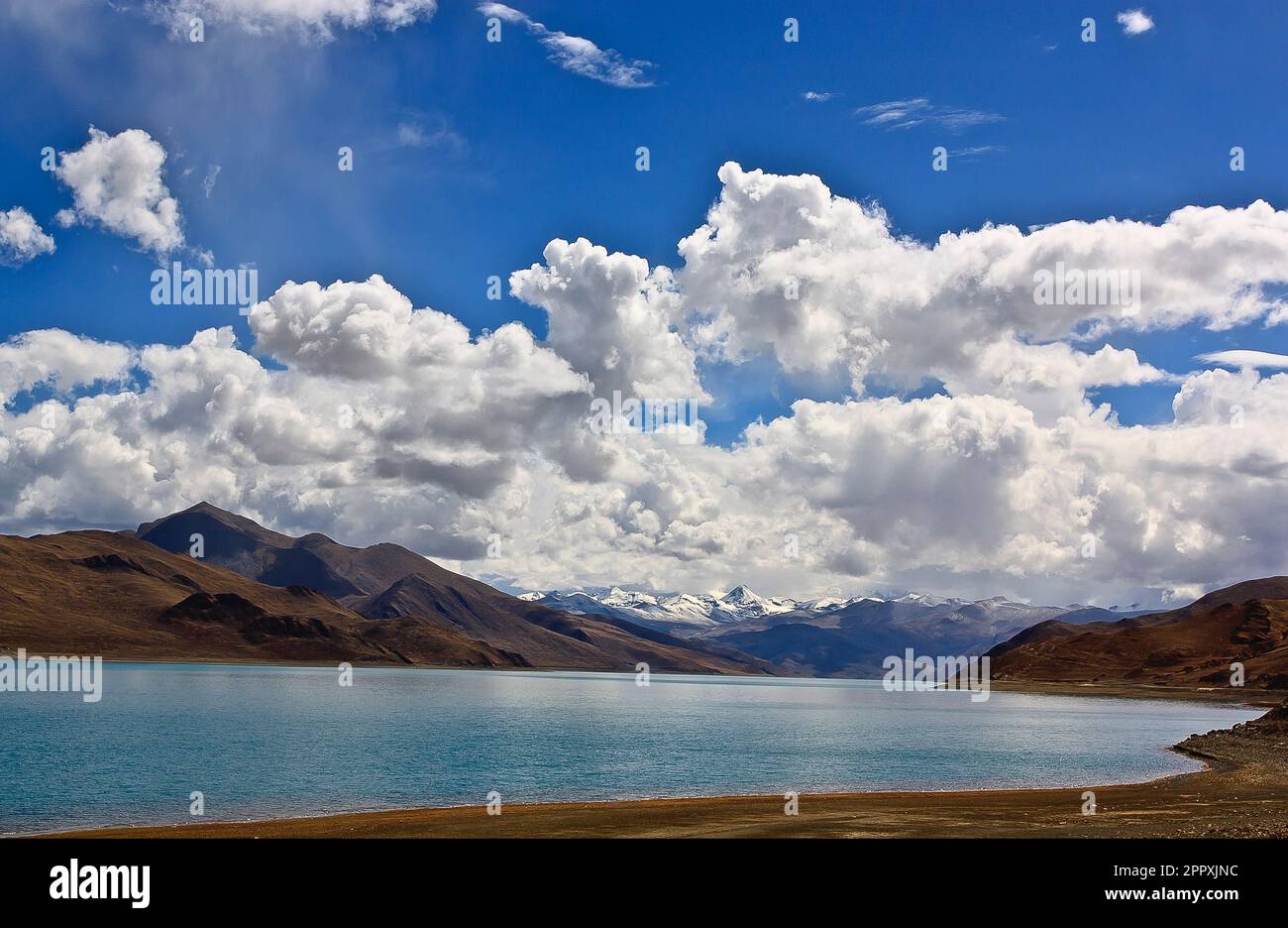 The Yamdrok lake in Tibet Stock Photo - Alamy
