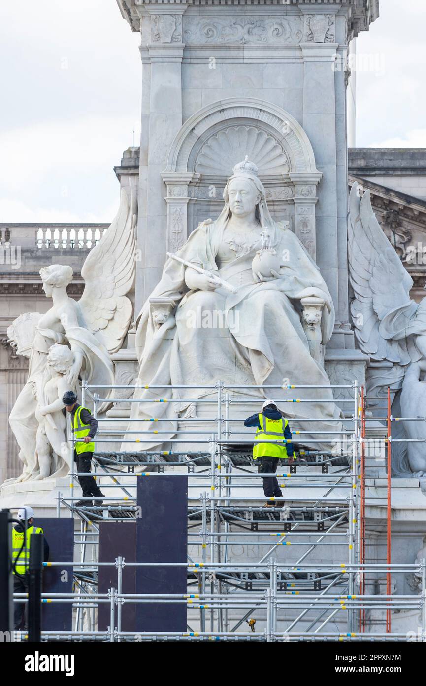 London, UK. 25 April 2023. Workmen install a structure around the Queen ...