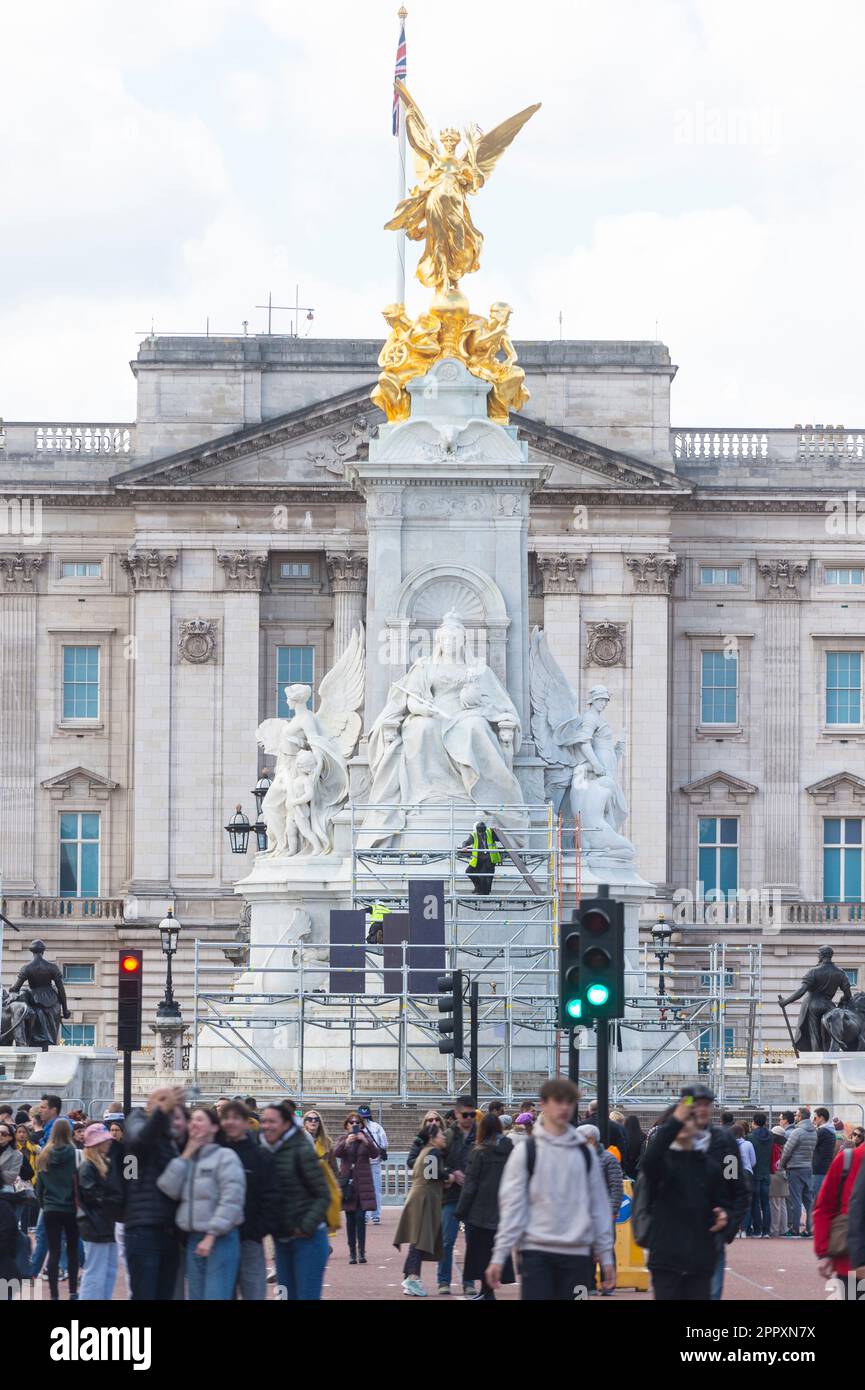 London, UK. 25 April 2023. Workmen install a structure around the Queen ...