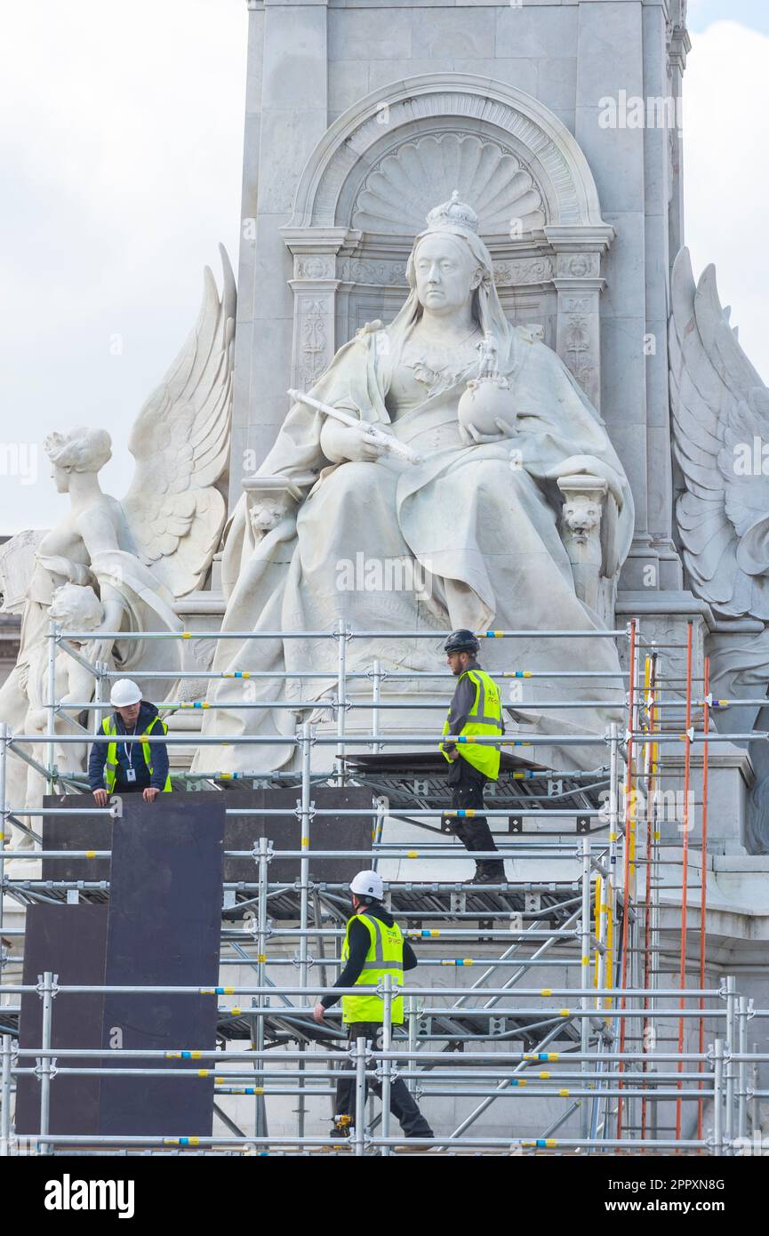 London, UK. 25 April 2023. Workmen install a structure around the Queen ...