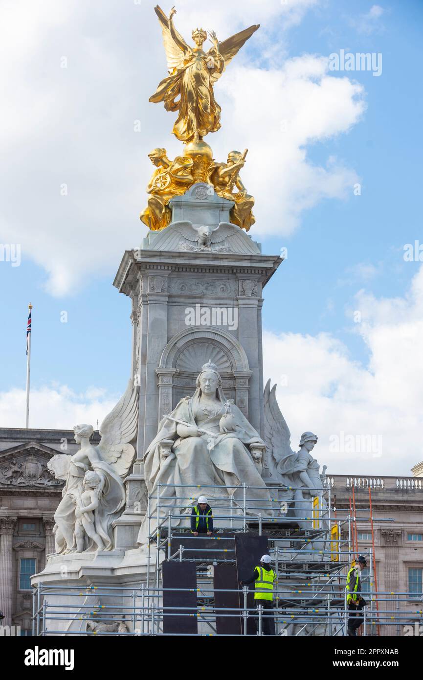 London, UK. 25 April 2023. Workmen install a structure around the Queen ...