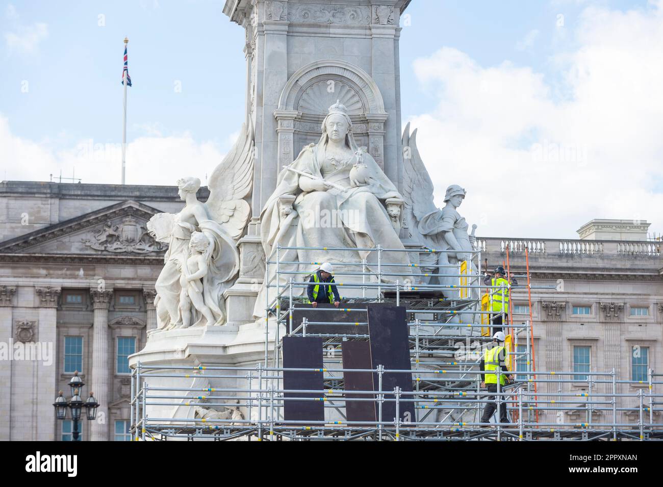 London, UK. 25 April 2023. Workmen install a structure around the Queen ...