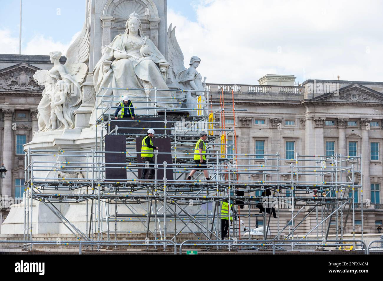 London, UK. 25 April 2023. Workmen install a structure around the Queen ...
