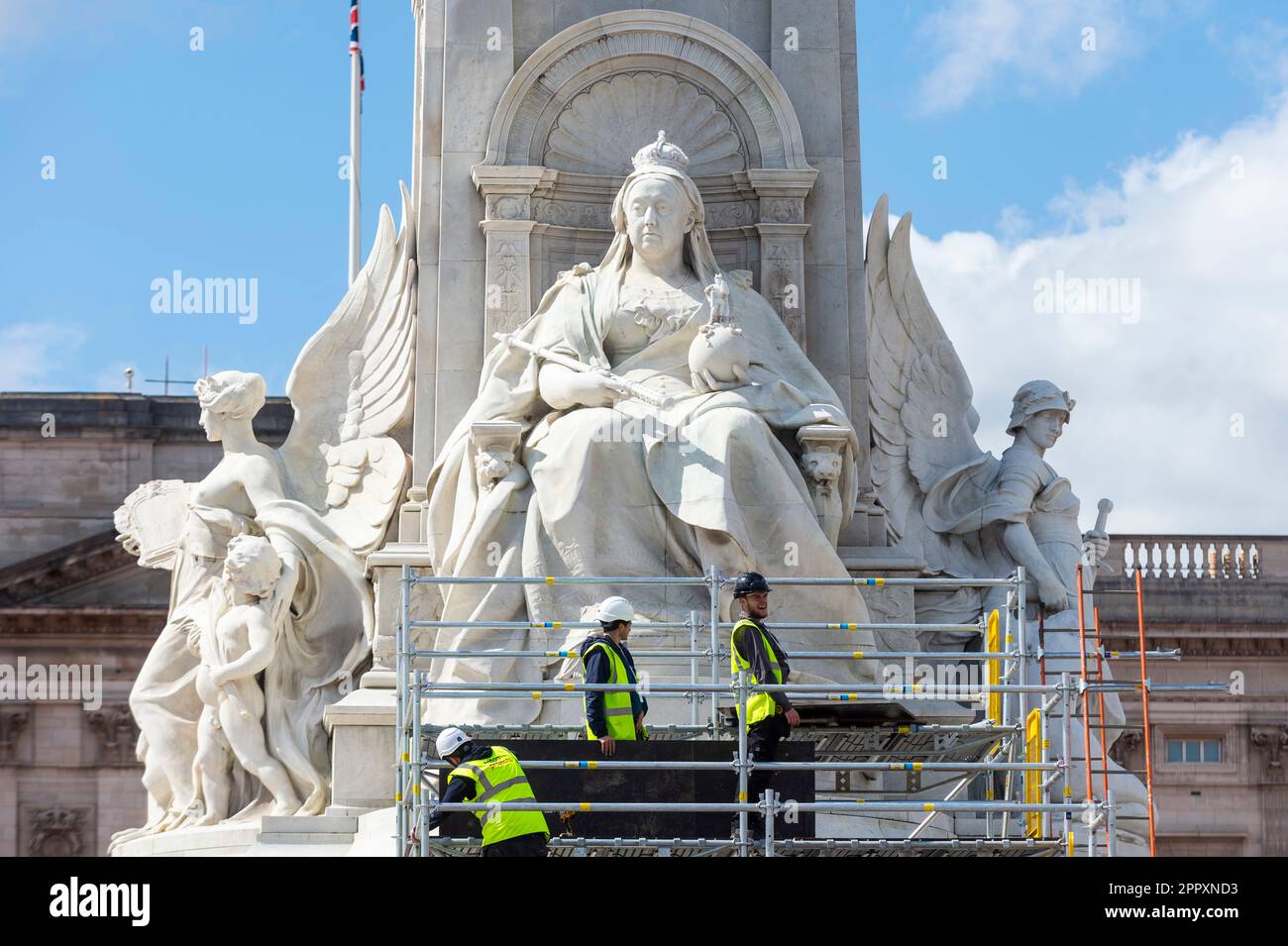 London, UK. 25 April 2023. Workmen install a structure around the Queen ...