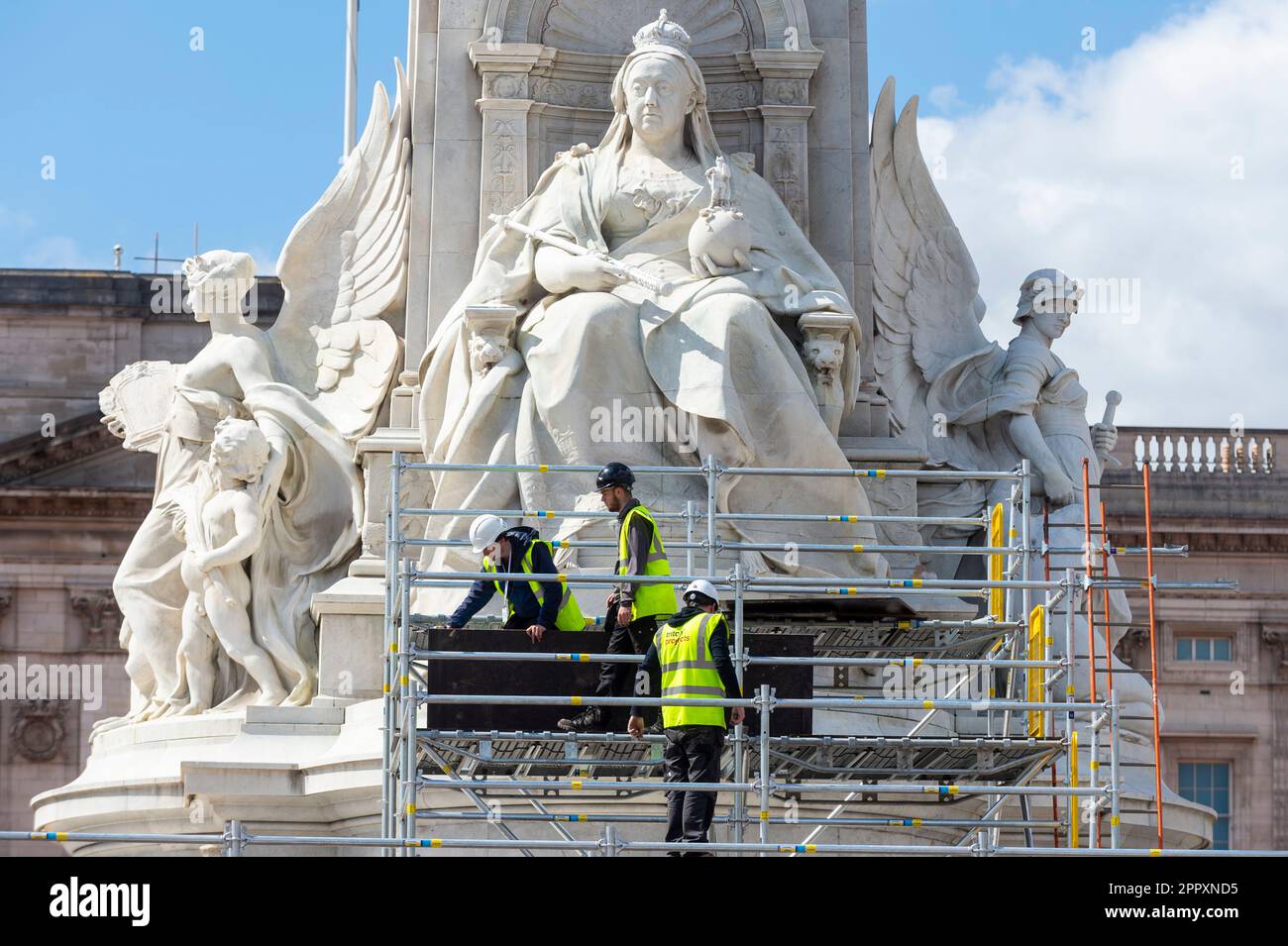 London, UK. 25 April 2023. Workmen install a structure around the Queen ...