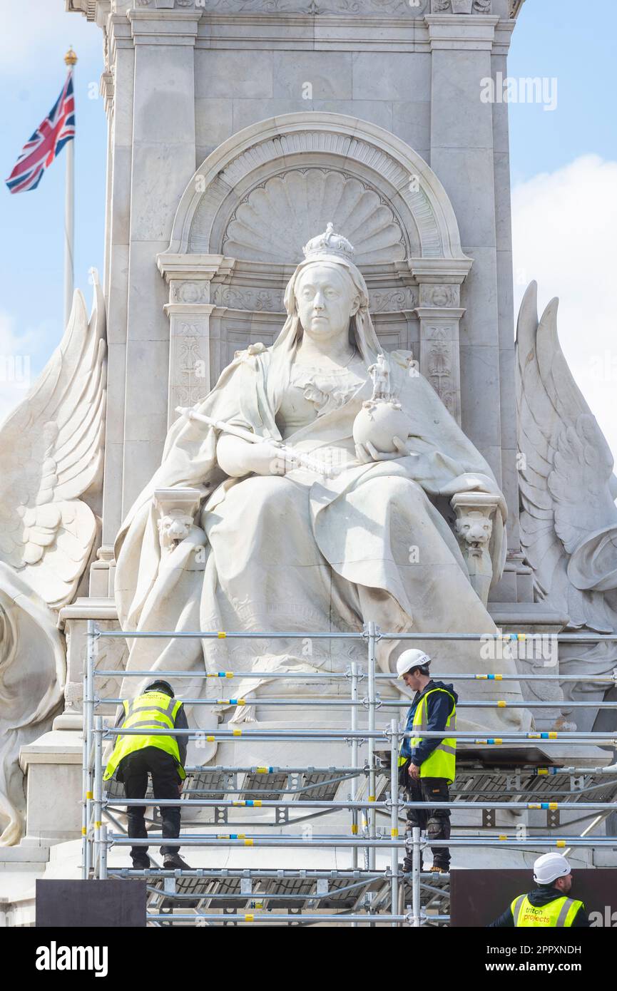 London, UK. 25 April 2023. Workmen install a structure around the Queen ...