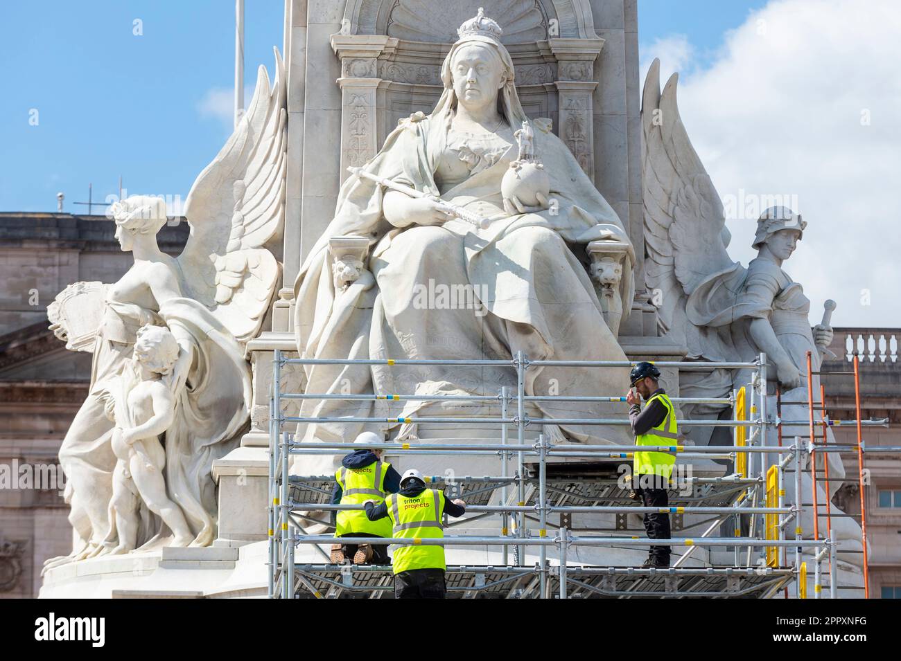 London, UK. 25 April 2023. Workmen install a structure around the Queen ...