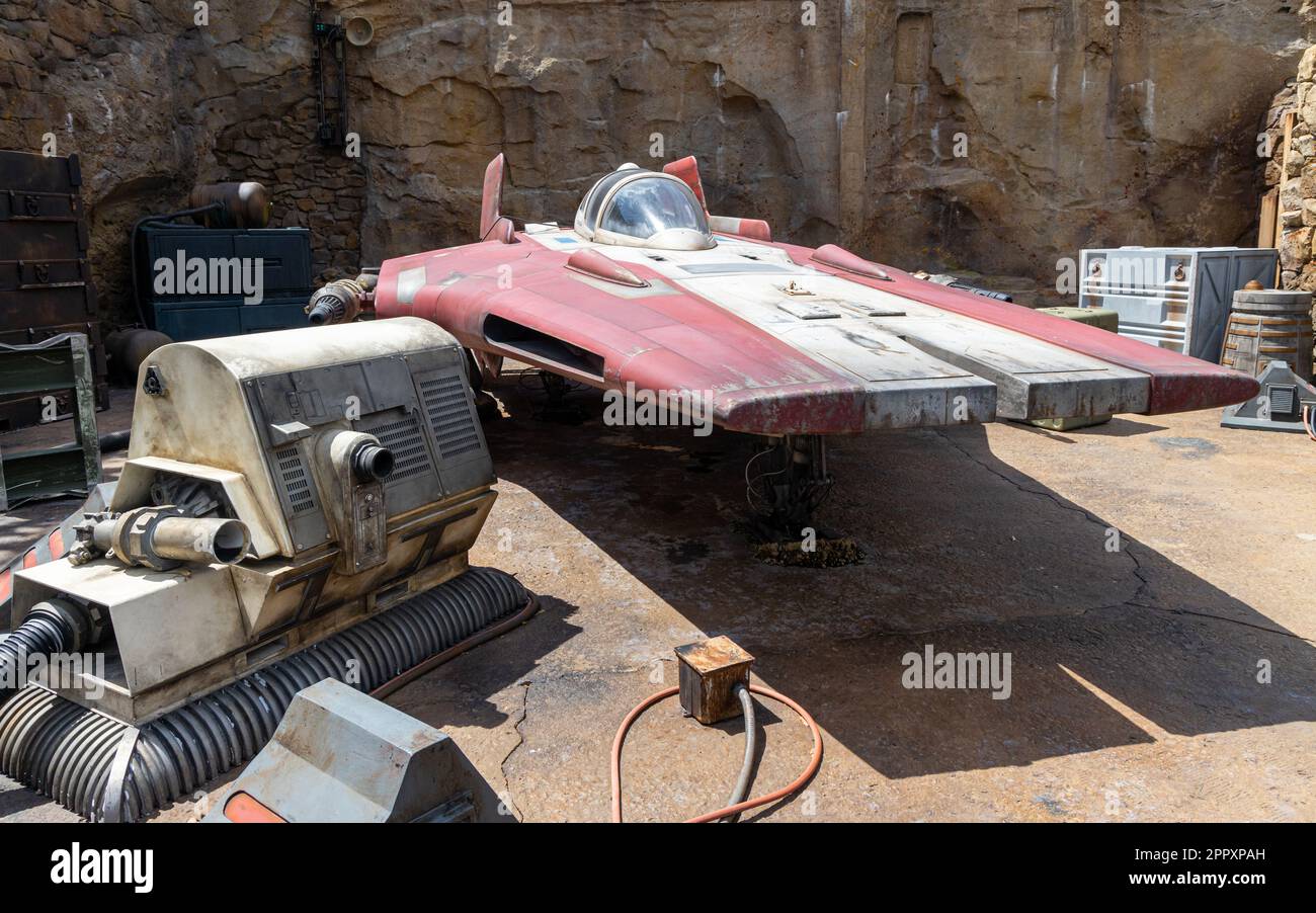 Spaceship ride amusement park hi-res stock photography and images - Alamy