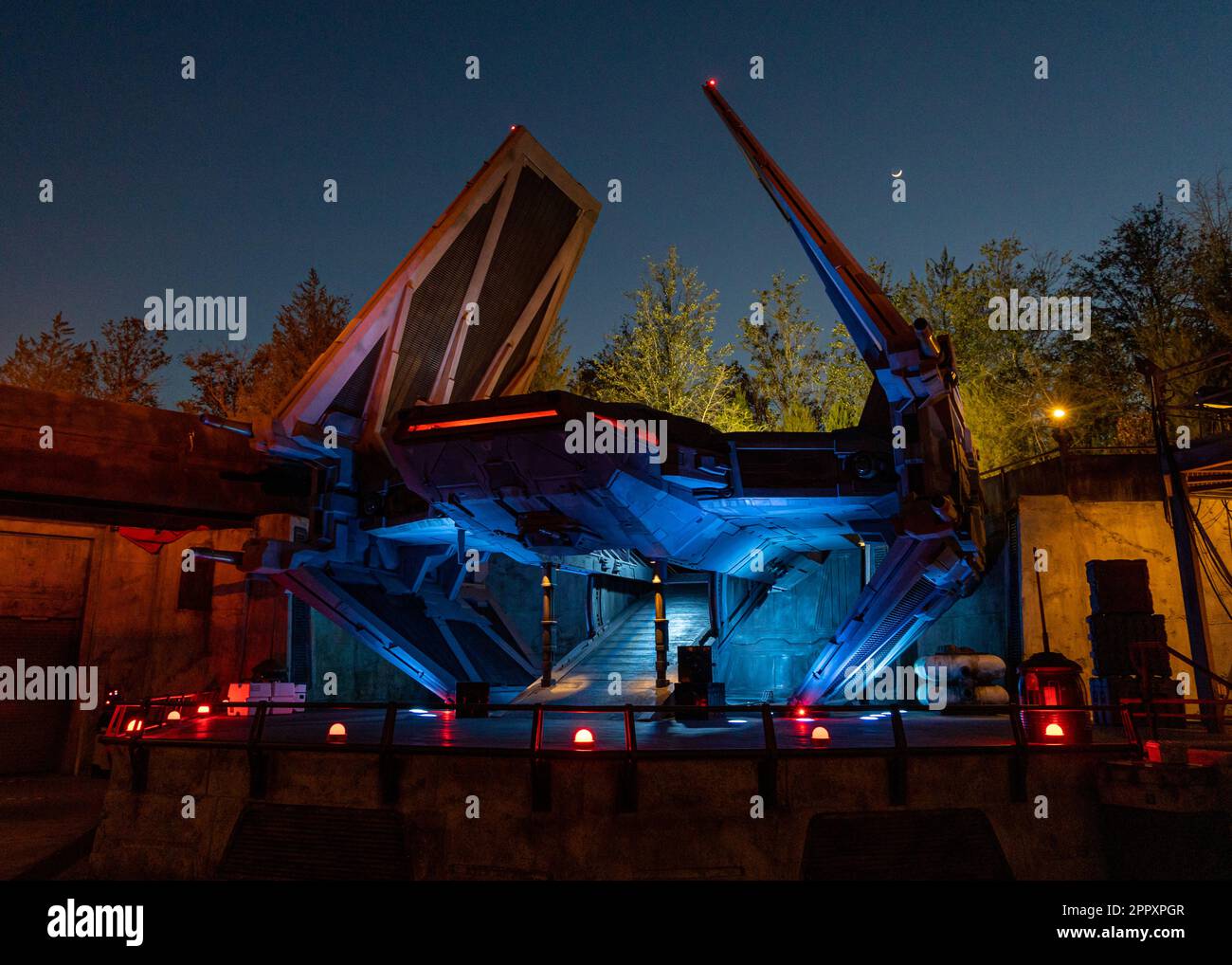 Spaceship ride amusement park hi-res stock photography and images - Alamy