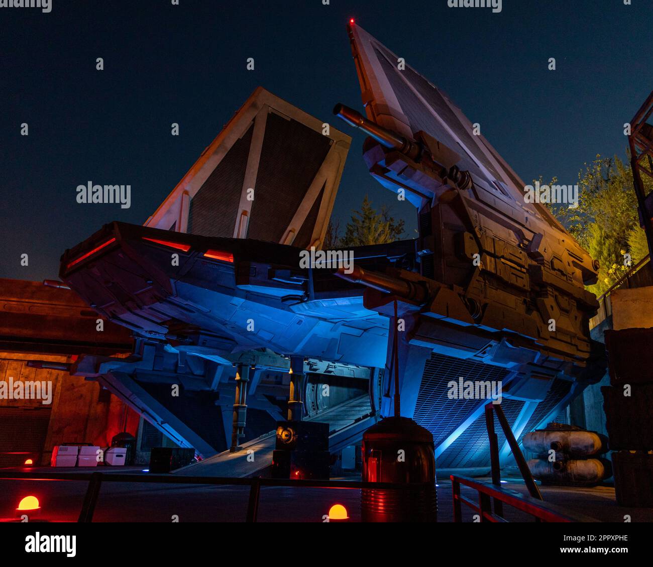 Spaceship ride amusement park hi-res stock photography and images - Alamy