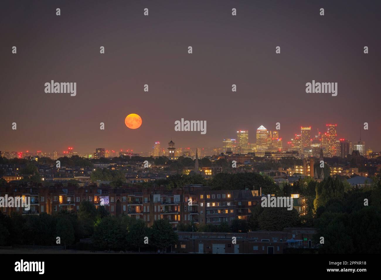 Full moon over london hi-res stock photography and images - Alamy