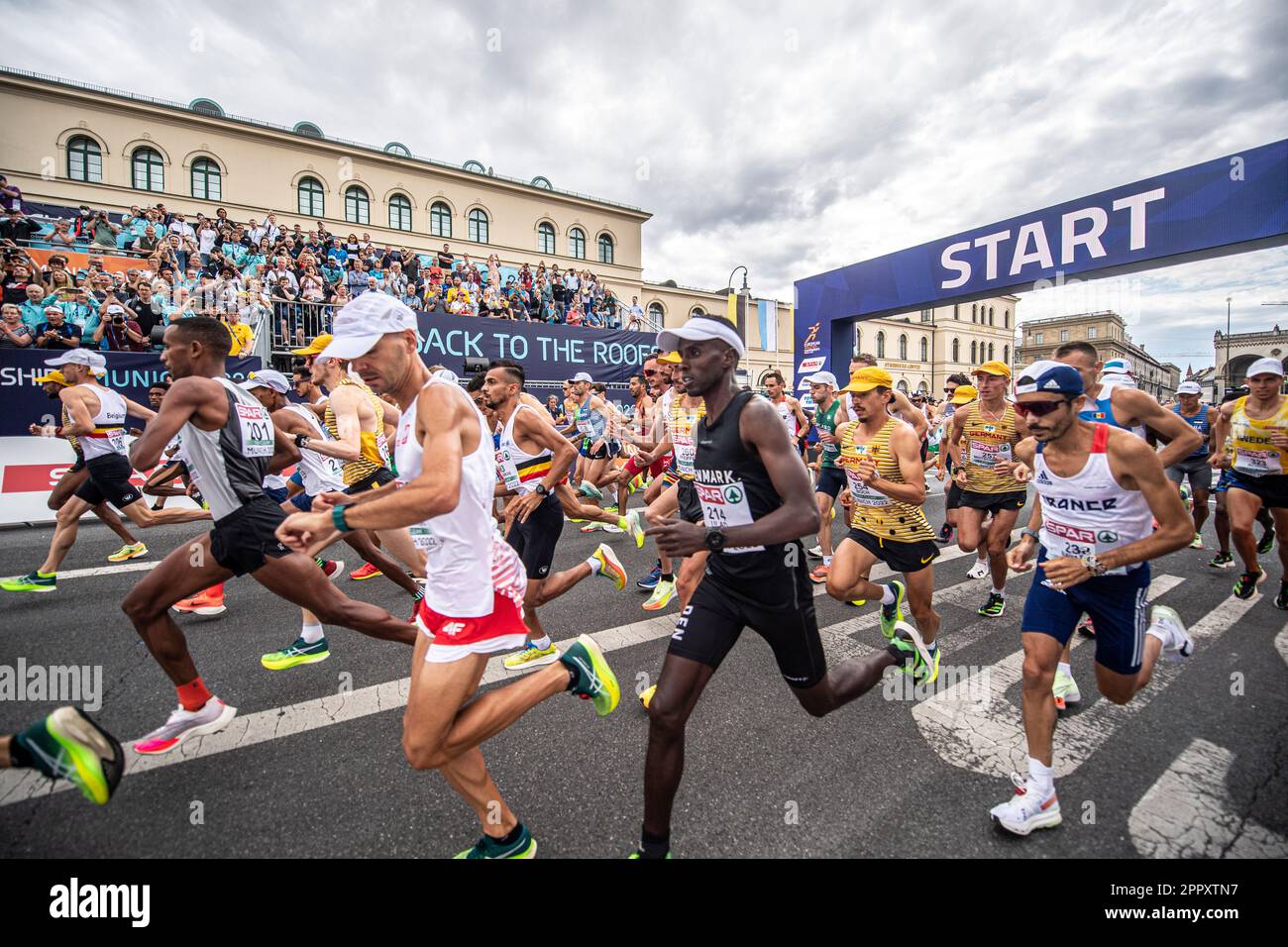 Start of the Men's Marathon of the European Athletics Championships in ...