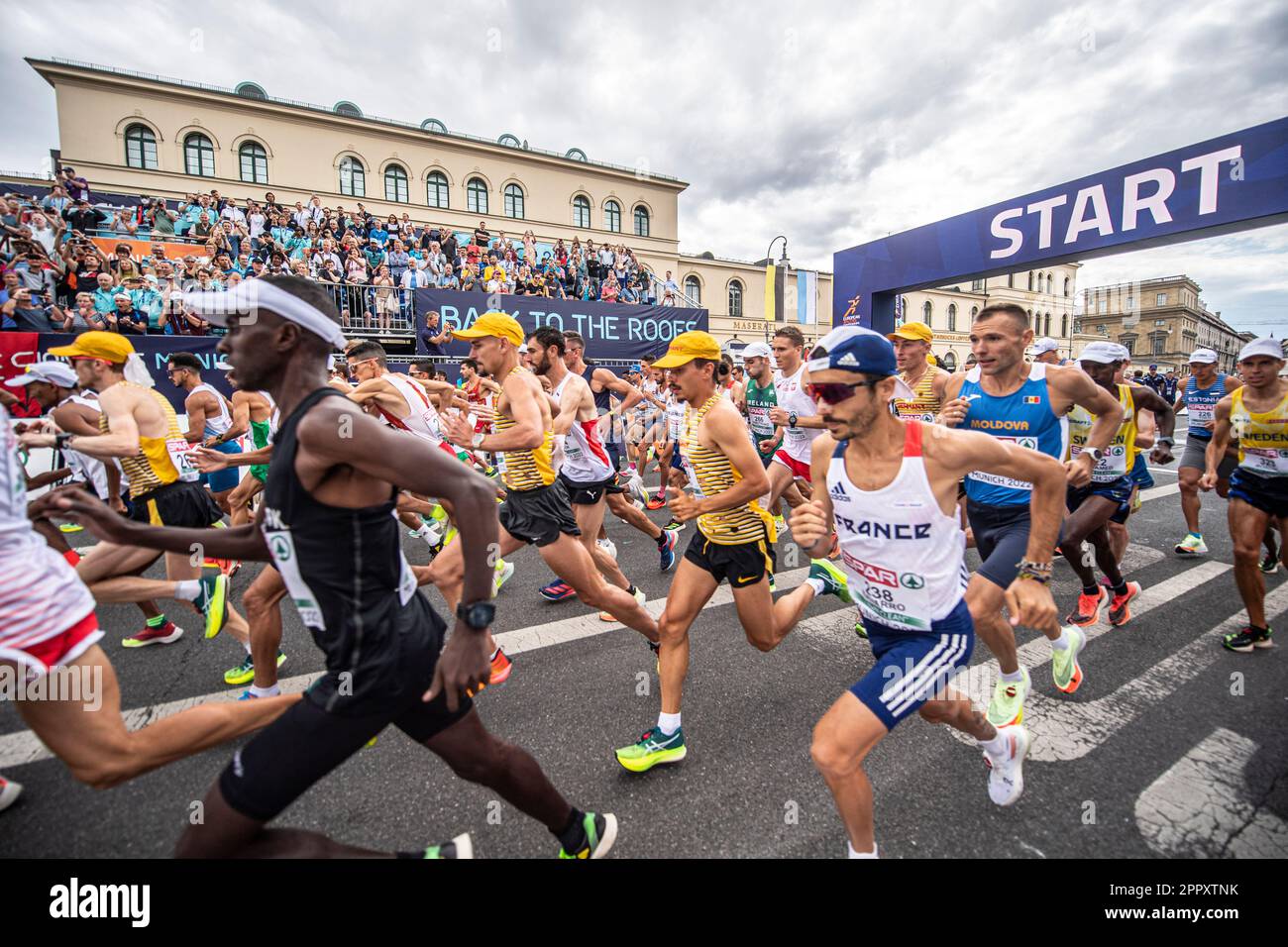 Start of the Men's Marathon of the European Athletics Championships in ...