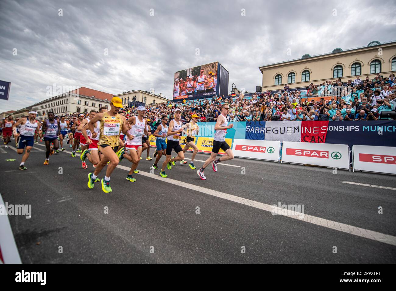 Start of the Men's Marathon of the European Athletics Championships in ...