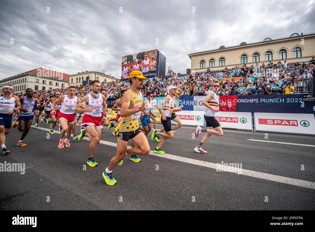 Start of the Men's Marathon of the European Athletics Championships in ...
