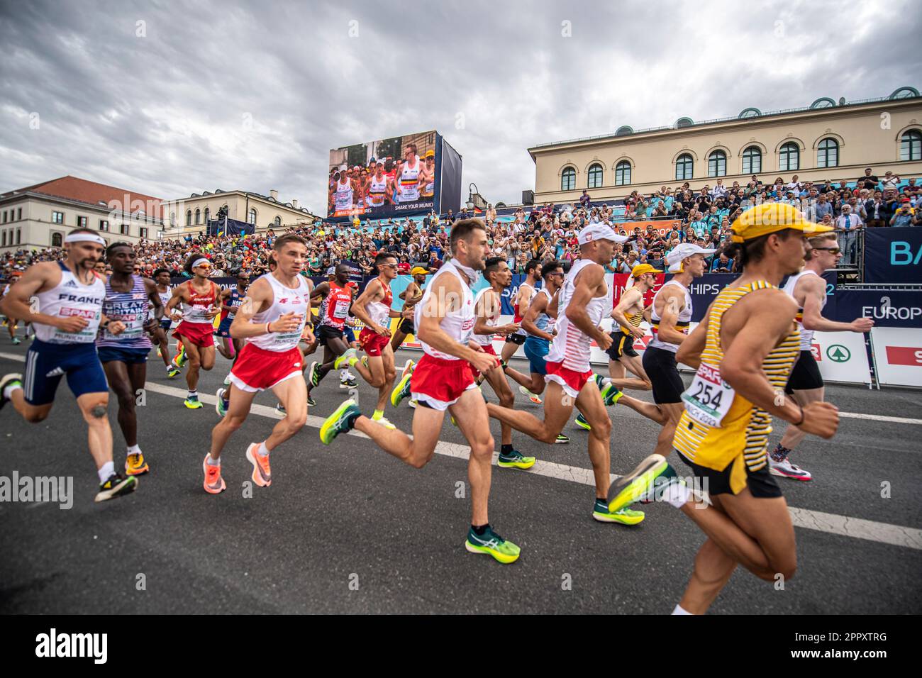Start of the Men's Marathon of the European Athletics Championships in ...