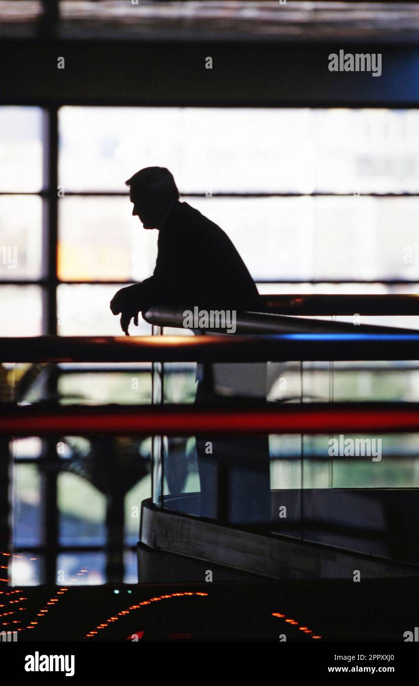 Leaning against the railing hi-res stock photography and images - Alamy