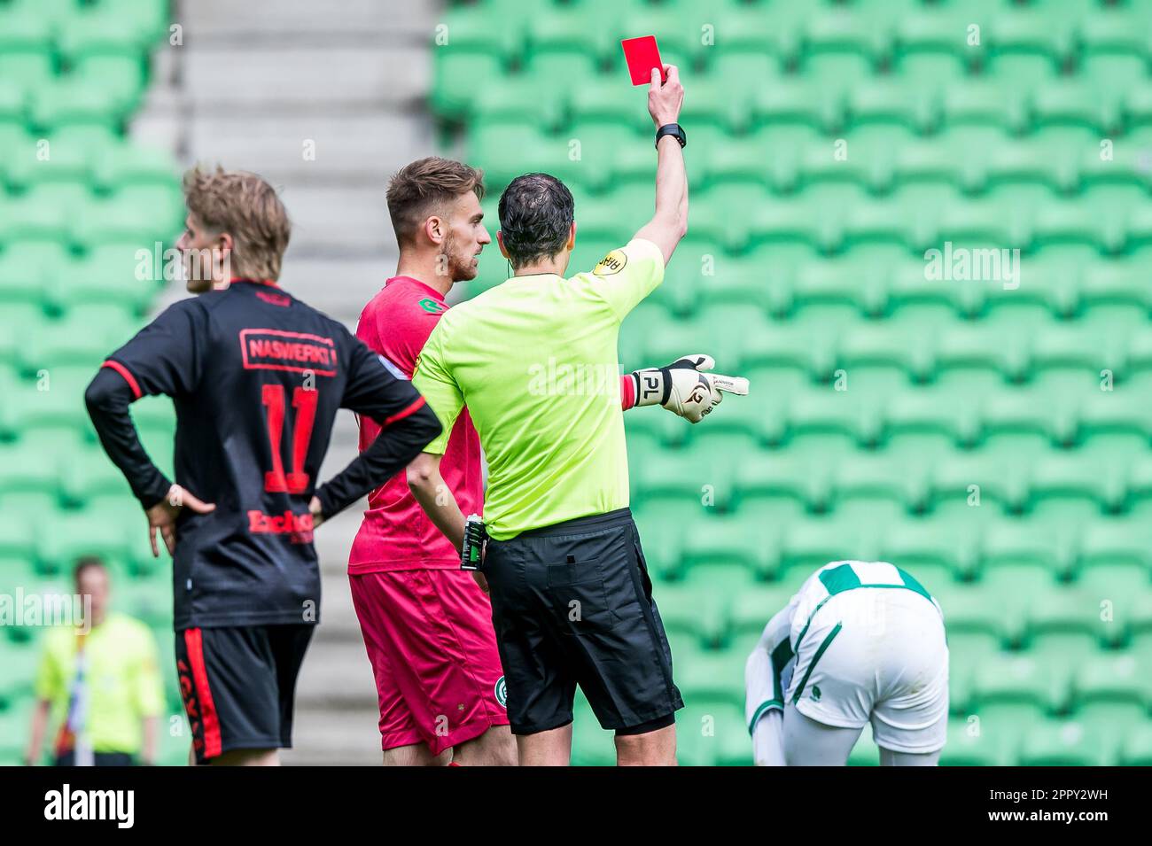 GRONINGEN - (m) referee Richard Martens shows a red card to (r) Laros ...