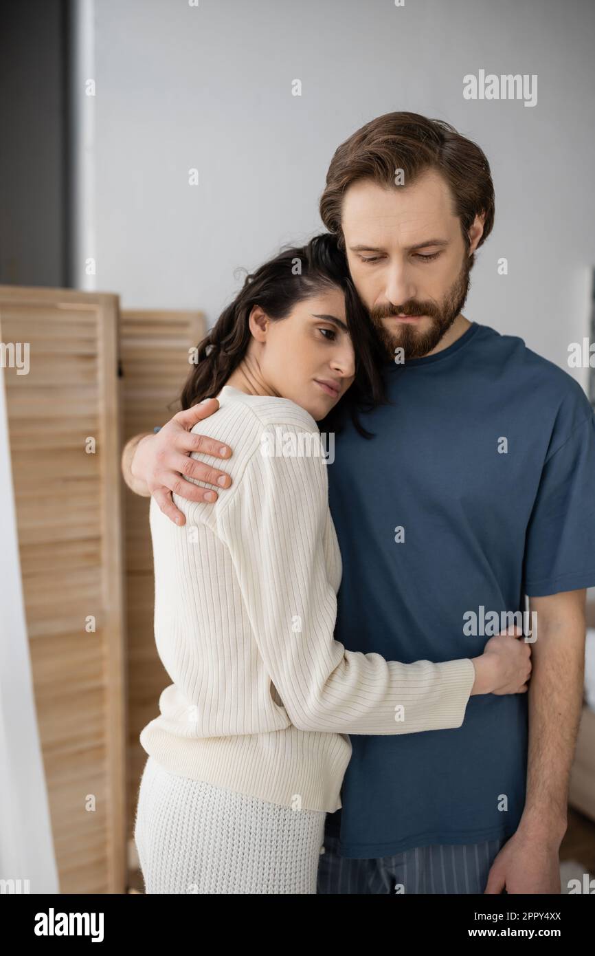 Couple hugging sad hi-res stock photography and images - Alamy