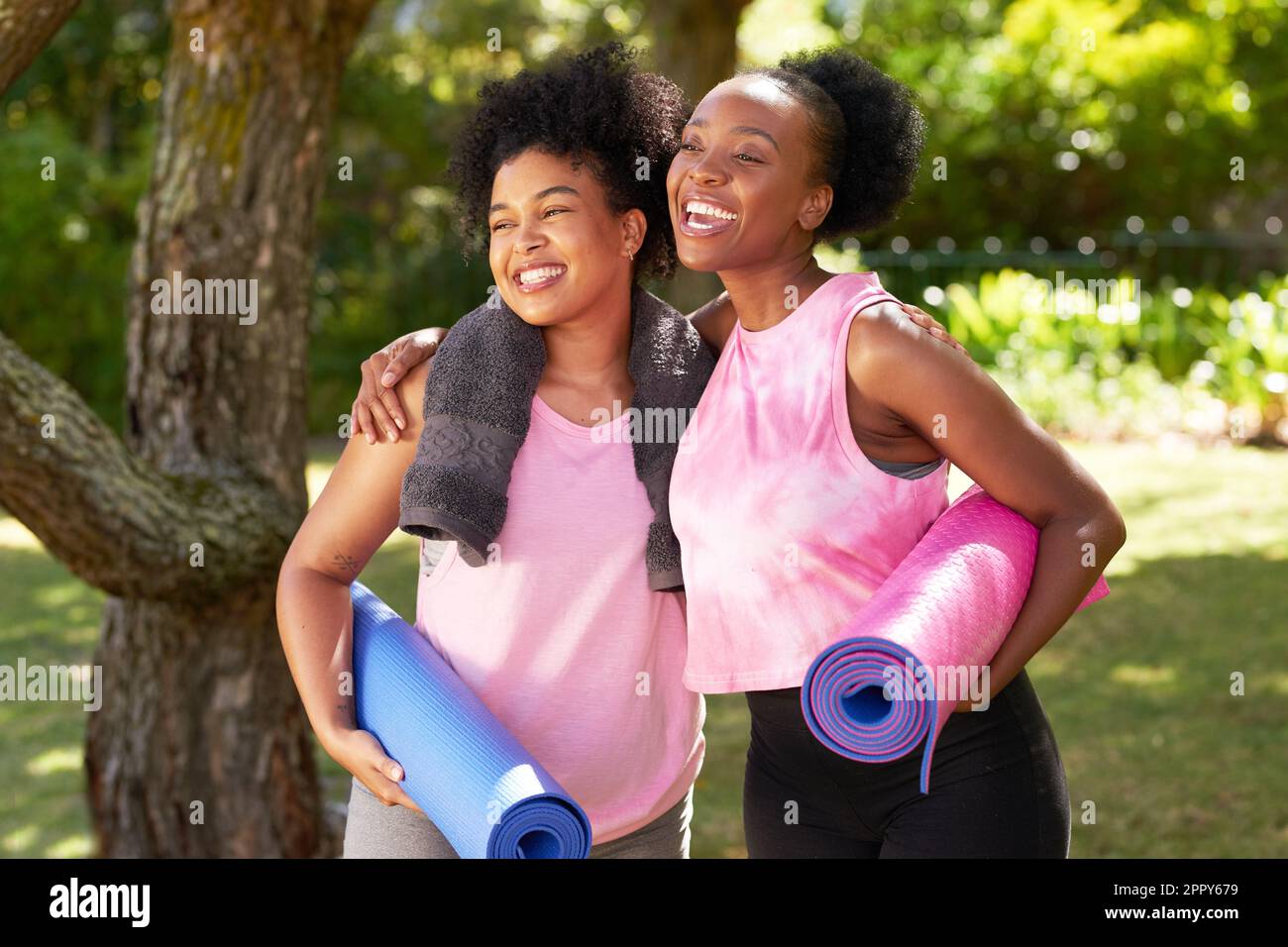 Two friends laugh pose hi-res stock photography and images - Alamy