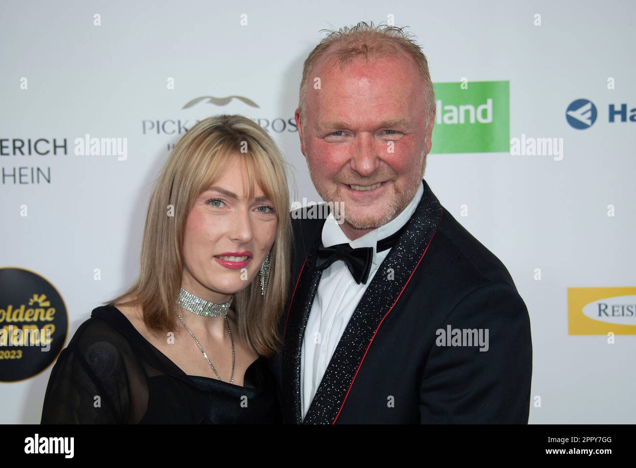Calcar, Deutschland. 22nd Apr, 2023. Frank NEUNFELS, singer, and Sarah ...
