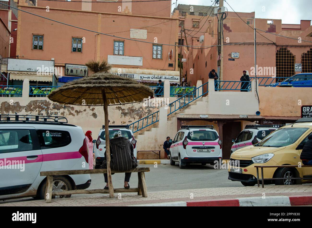 Urban life, shops and workshops, markets and common life in the streets ...