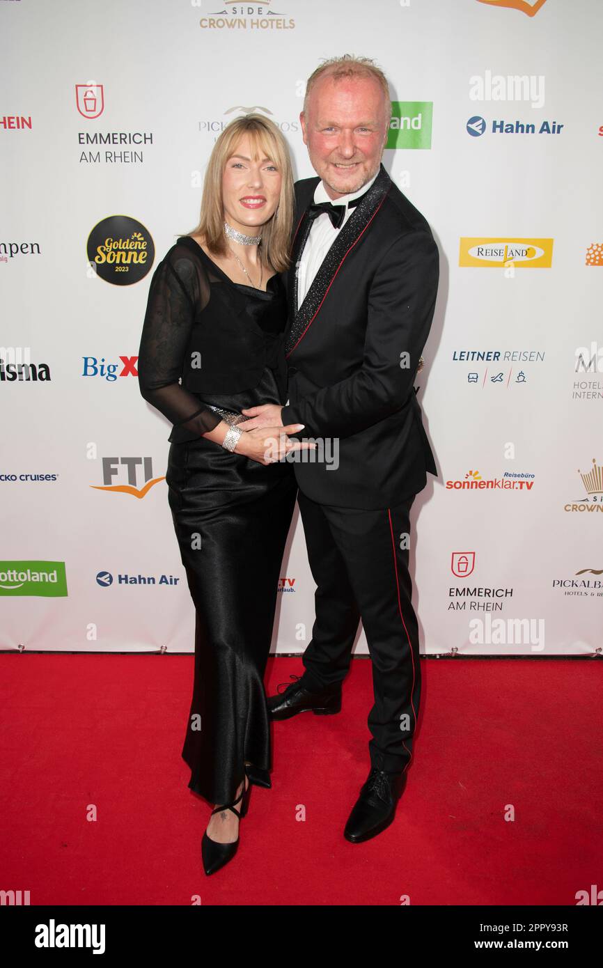 Calcar, Deutschland. 22nd Apr, 2023. Frank NEUNFELS, singer, and Sarah ...