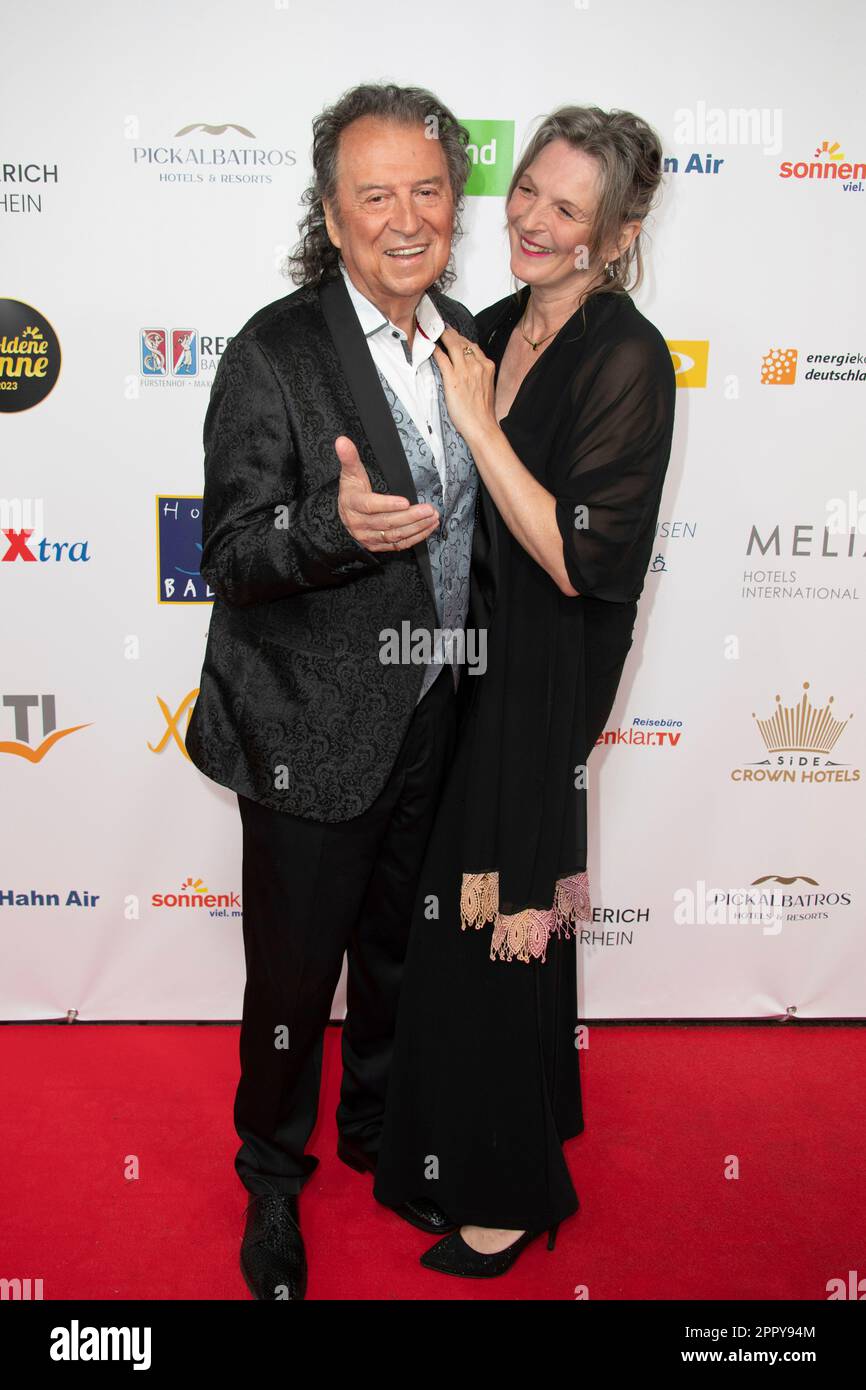 Calcar, Deutschland. 22nd Apr, 2023. Chris ANDREWS, singer and wife ...