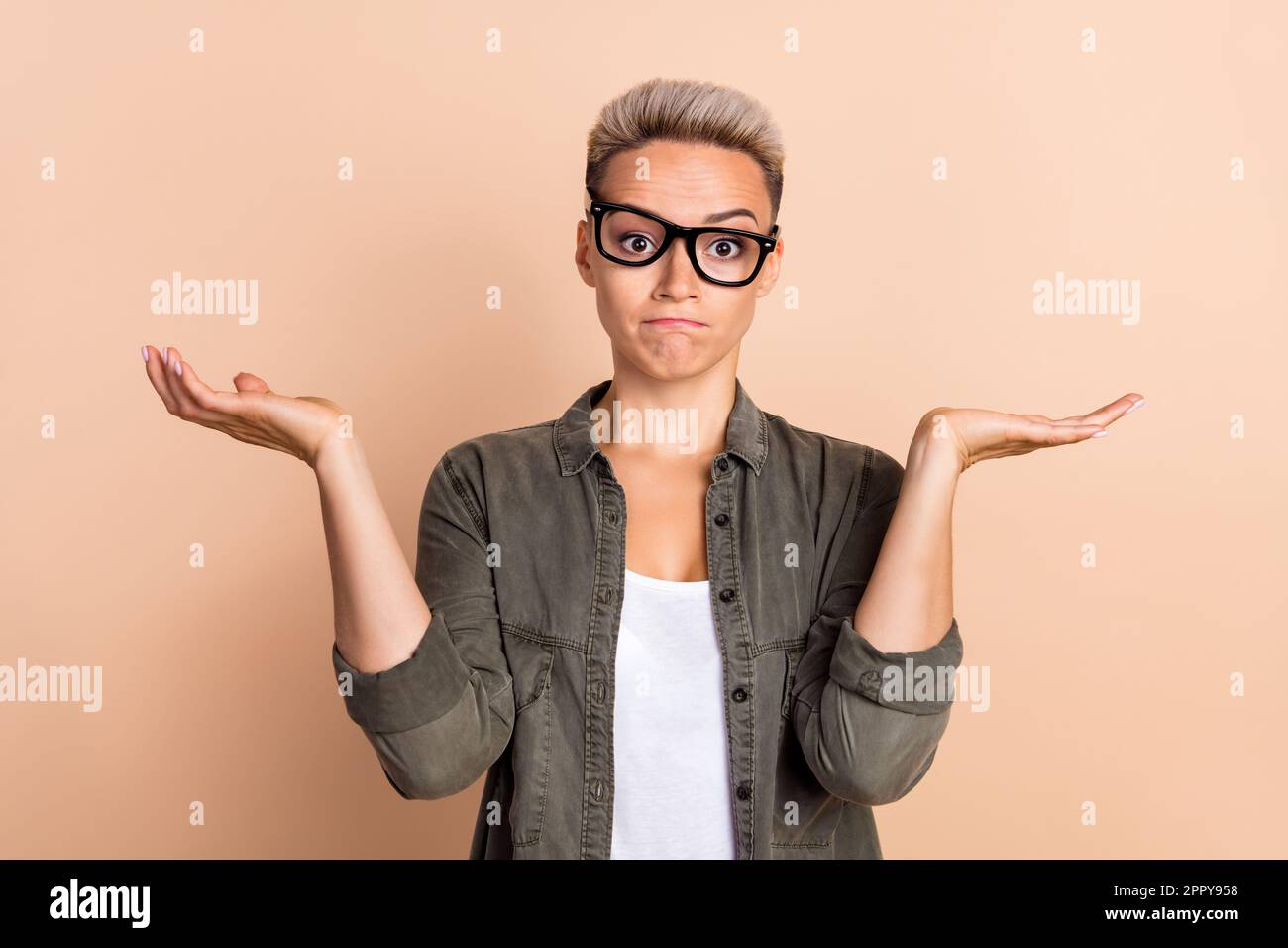Photo of young unhappy confused woman shrug shoulders woman blonde ...