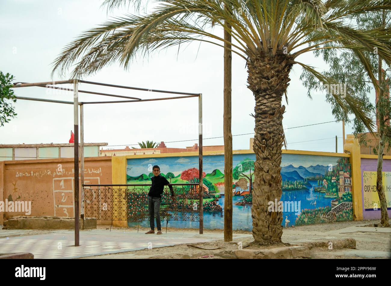 Urban life, shops and workshops, markets and common life in the streets ...