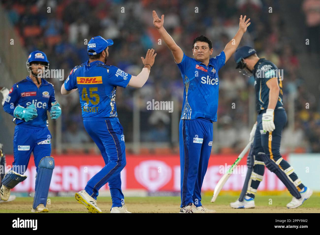 Mumbai Indian's Piyush Chawla, second right, celebrates with teammates ...